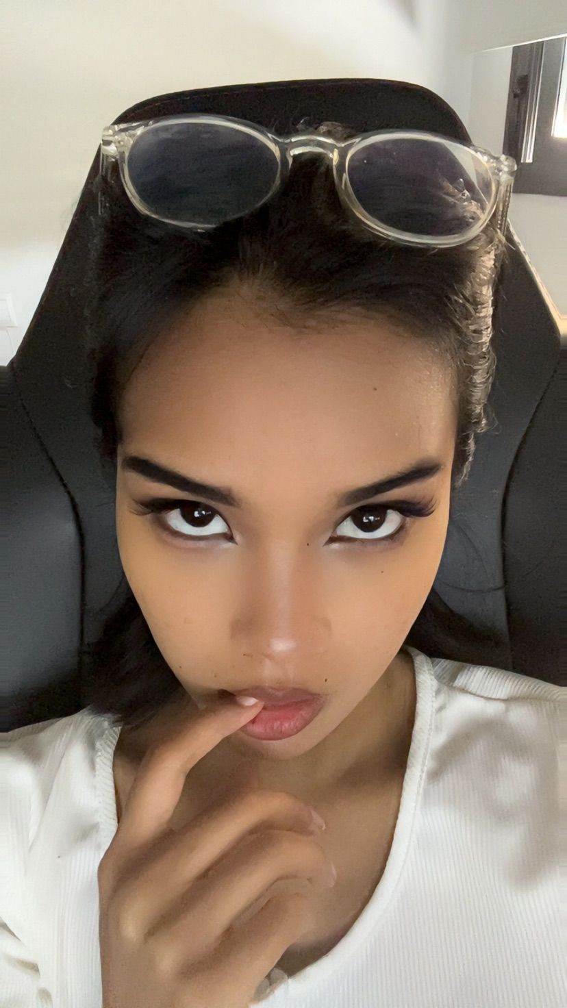 Subscribe to me for some selfies - E-Pal Topics